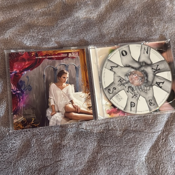 Taylor Swift | Media | Speak Now Cd Deluxe Edition Taylor Swift Red ...